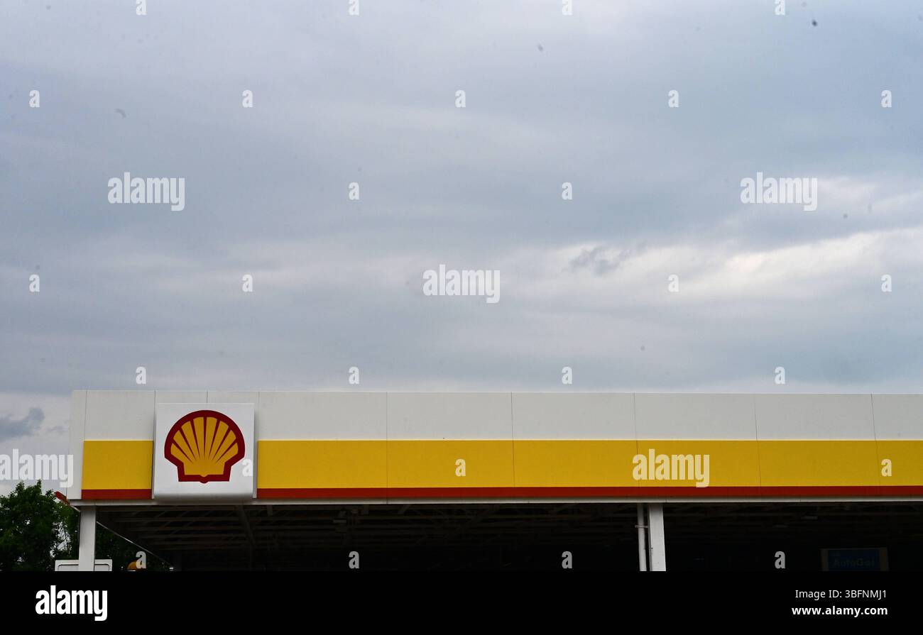 Das Loge der Energieunternehmens Shell auf dem Dach der Tankstelleauf ...