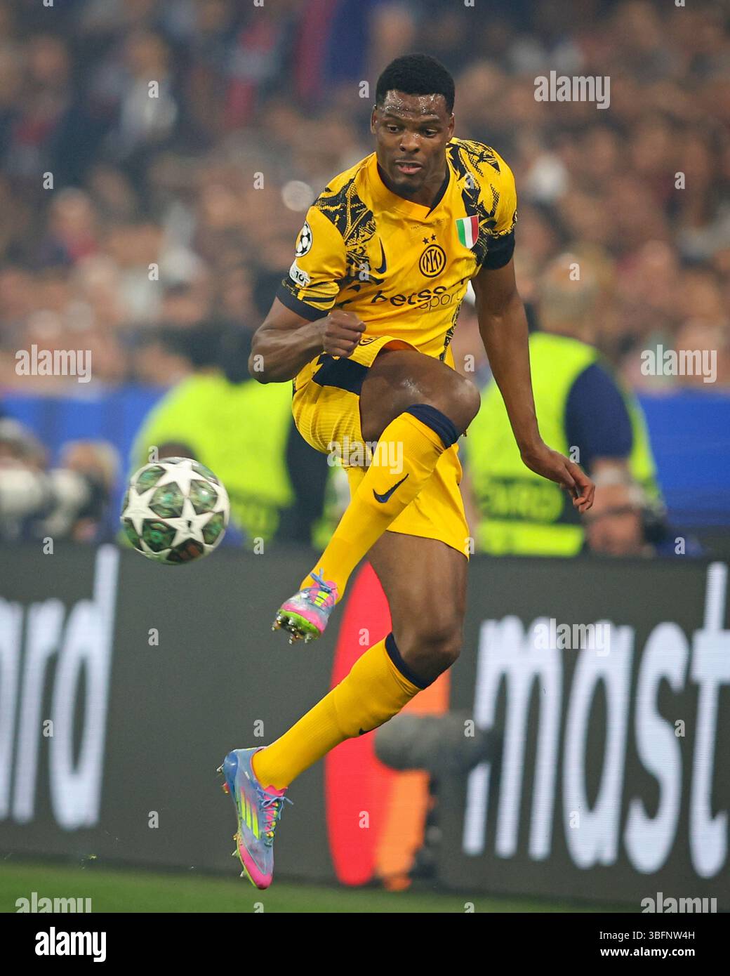 MUNICH, GERMANY - MAY 31: Denzel Dumfries of FC Internazionale Milano ...