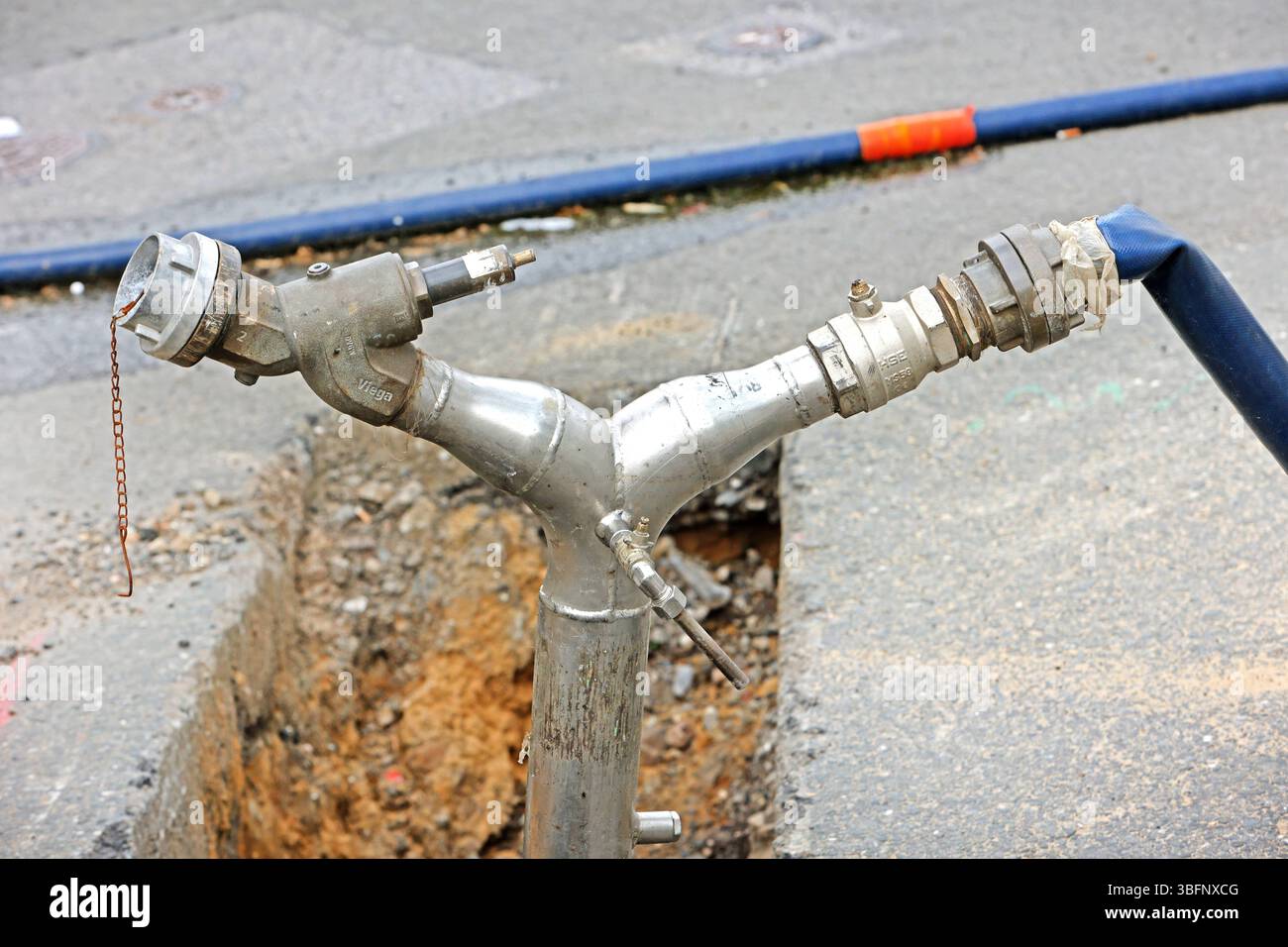 Unterflurhydrant zur Wasserversorgung Ein Hydrant im Straßenboden an einer Baustelle für ...