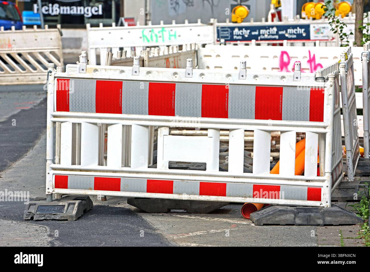 Tiefbau in Nebenstraßen Baustelle und Absperrung in einer Seitenstraße ...