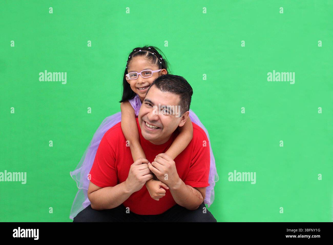 Divorced single dad plays with his 5-year-old Latina daughter in ...