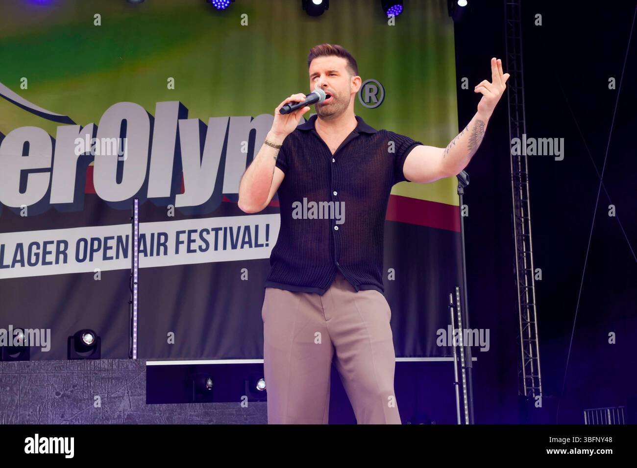 Jay Khan beim 13. SchlagerOlymp 2025 auf dem Zentralen Festplatz in ...