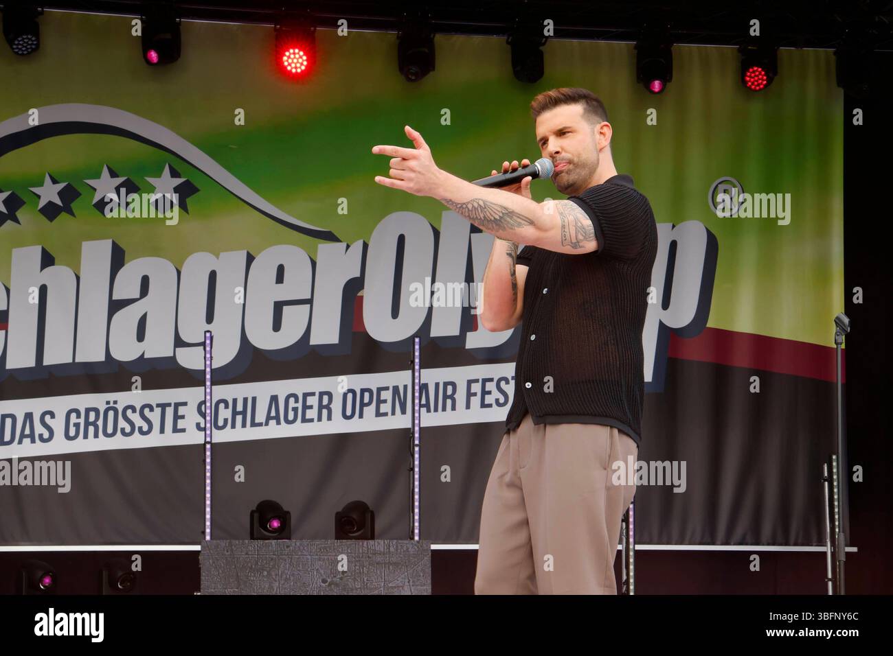 Jay Khan beim 13. SchlagerOlymp 2025 auf dem Zentralen Festplatz in ...