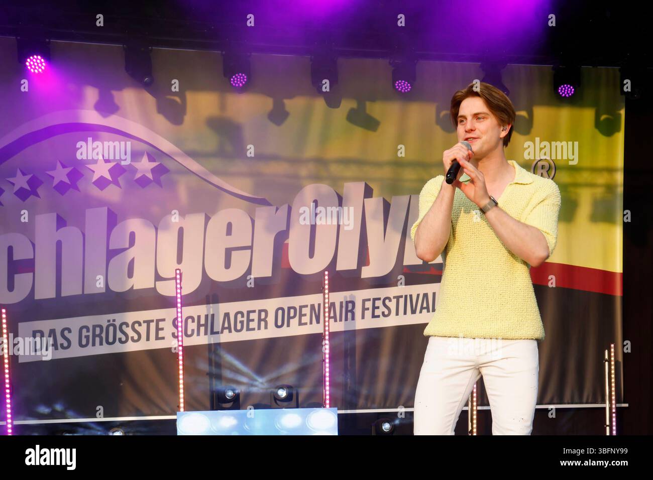 Vincent Gross beim 13. SchlagerOlymp 2025 auf dem Zentralen Festplatz ...