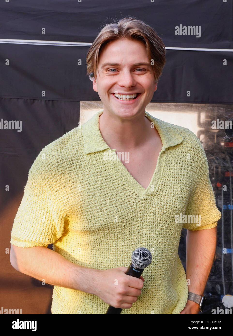 Vincent Gross beim 13. SchlagerOlymp 2025 auf dem Zentralen Festplatz ...