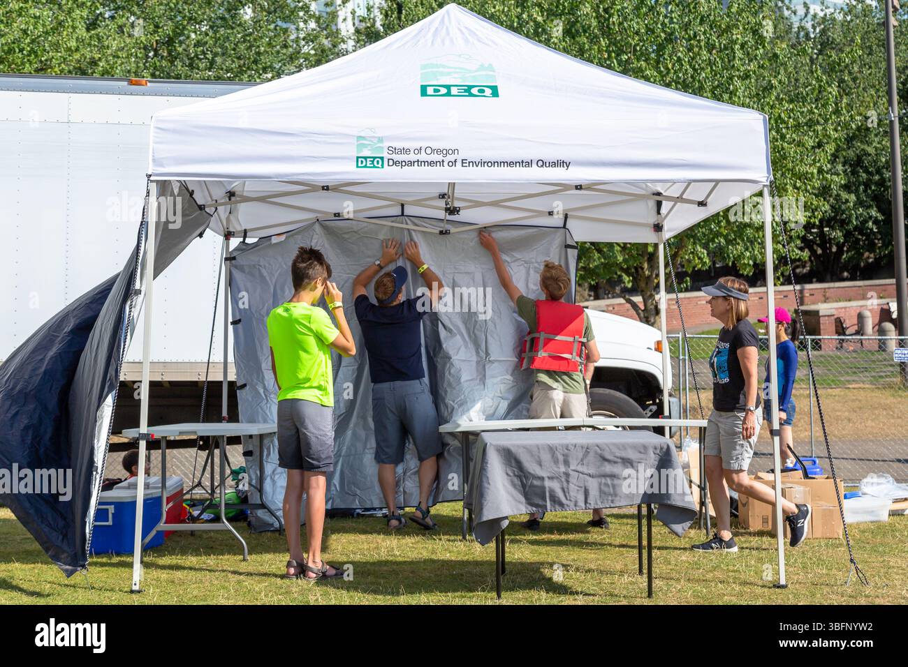 The Big Float, Portland, Oregon - July 13th 2019: Volunteers set up a ...