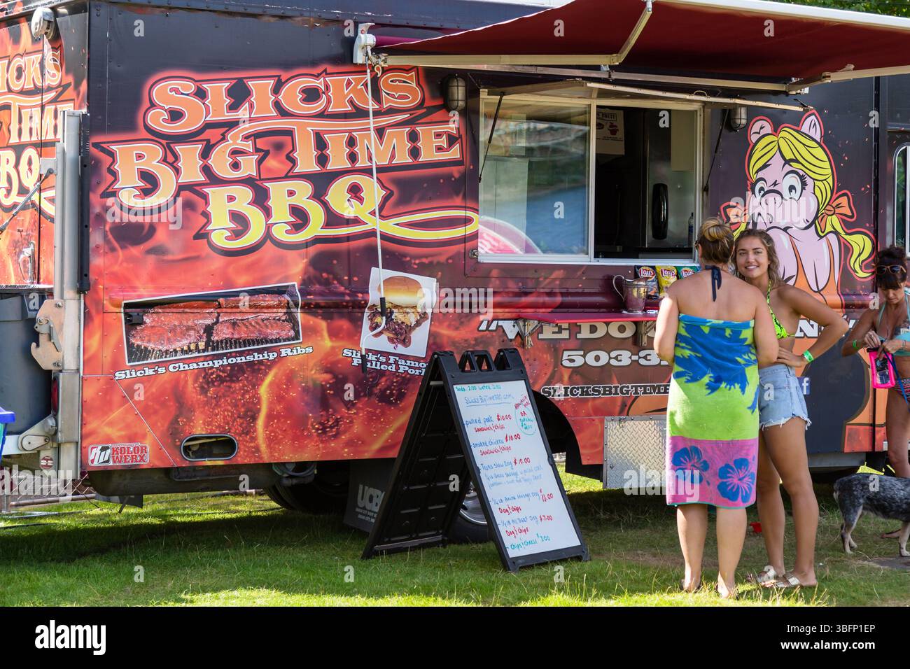The Big Float, Portland, Oregon - July 13th 2019: People order food ...