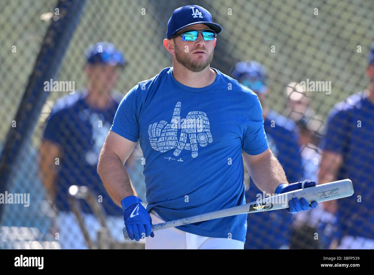 Los Angeles Dodgers' Max Muncy warms up prior to a baseball game ...