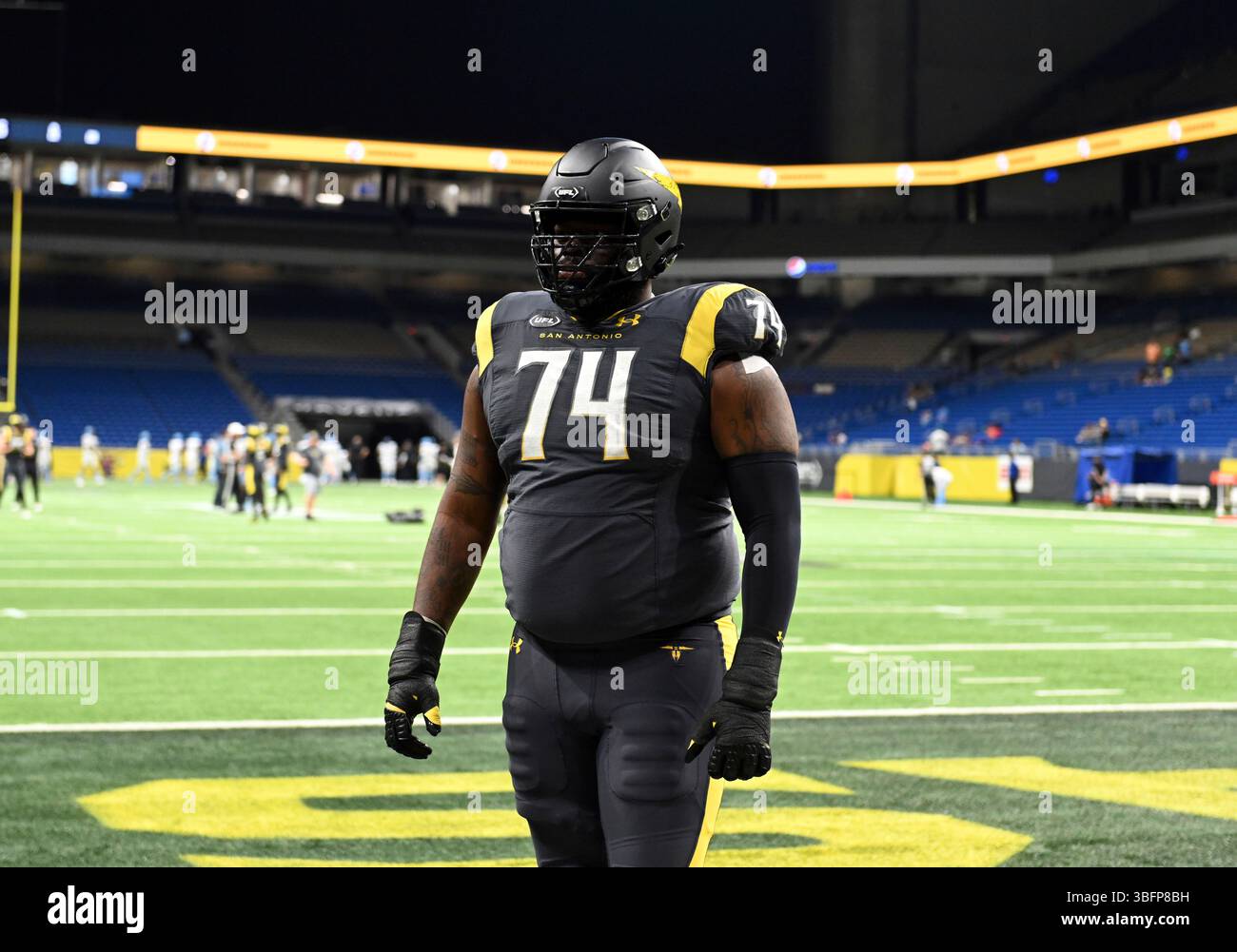 SAN ANTONIO, TX - JUNE 01: San Antonio Brahmas lineman Derrick Kelly II ...