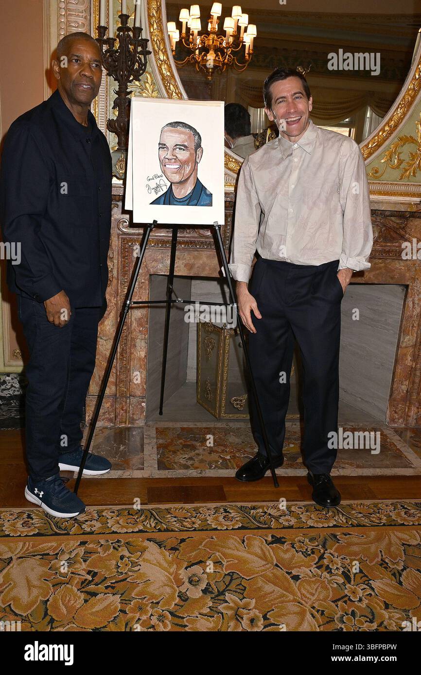 Denzel Washington and Jake Gyllenhaalattend the unveiling of his Sardi ...