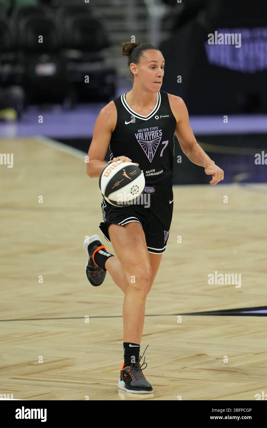 Golden State Valkyries forward Stephanie Talbot (7) dribbles up court ...
