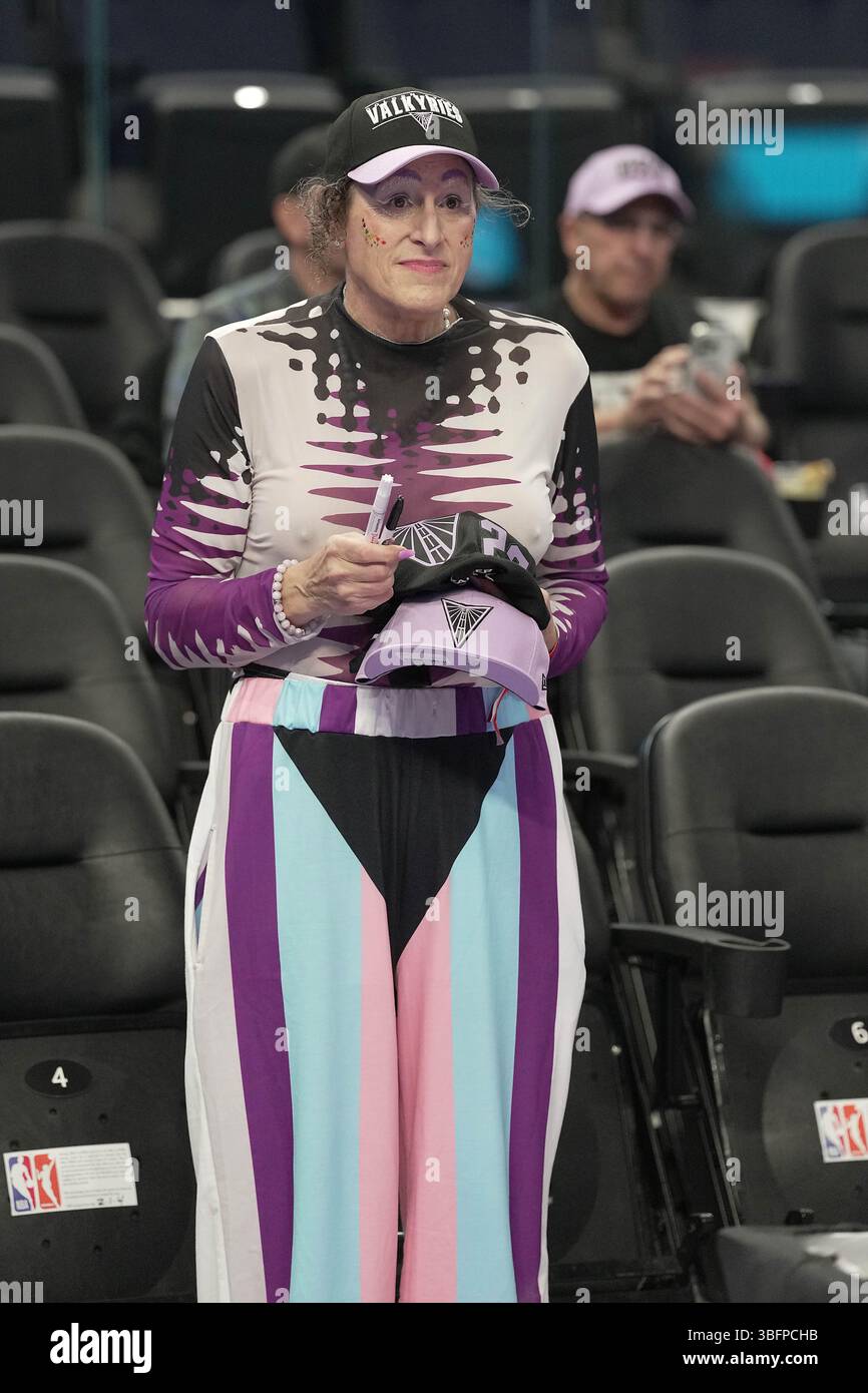 Golden state valkyries fan hi-res stock photography and images - Alamy