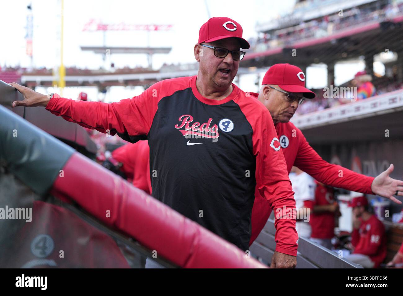 Cincinnati Reds manager Terry Francona reacts in the dugout following ...