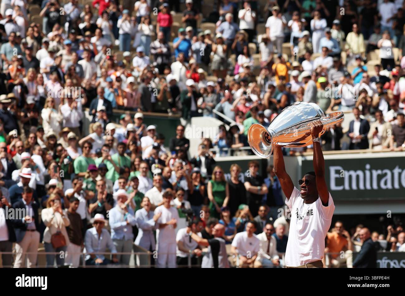 (250603) -- PARIS, June 3, 2025 (Xinhua) -- Paris Saint-Germain's ...