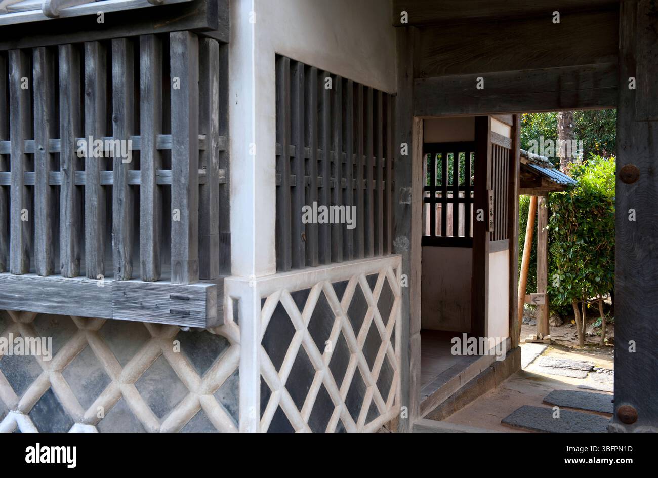 Traditional diamond-shaped, crisscross architectural wall pattern ...