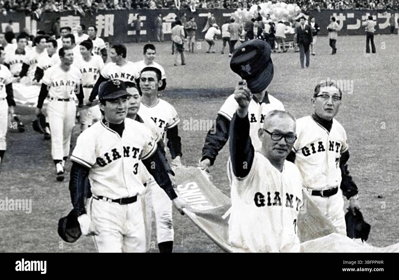 FILE: Yomiuri Giants infiealder Shigeo Nagashima (forground left) and ...