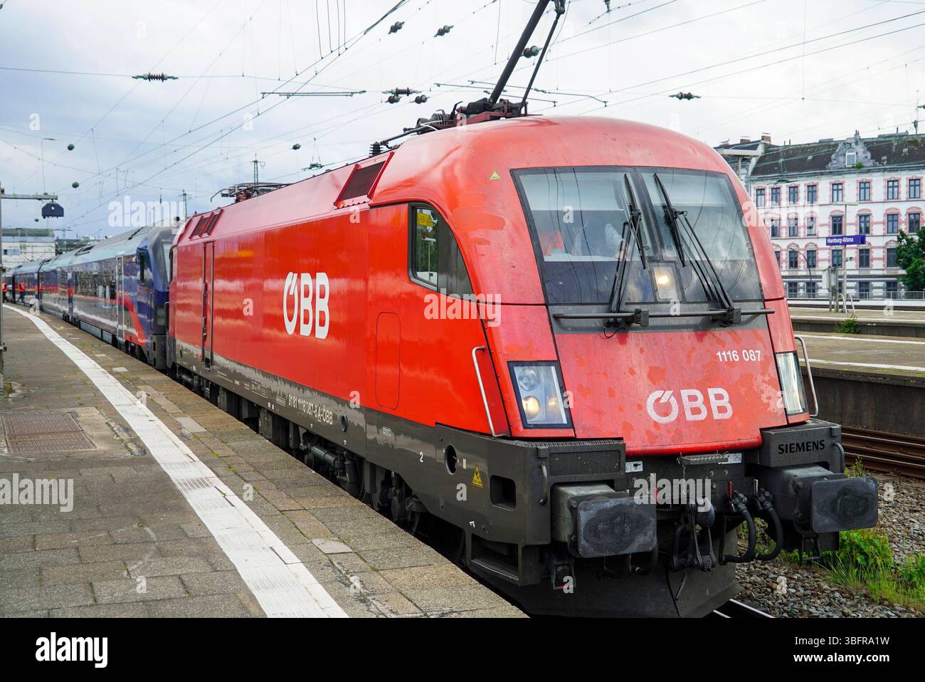 Aussenansicht Zug Lokomotive Oesterreichische Bundesbahn ÖBB Logo bei der praesentation des ...