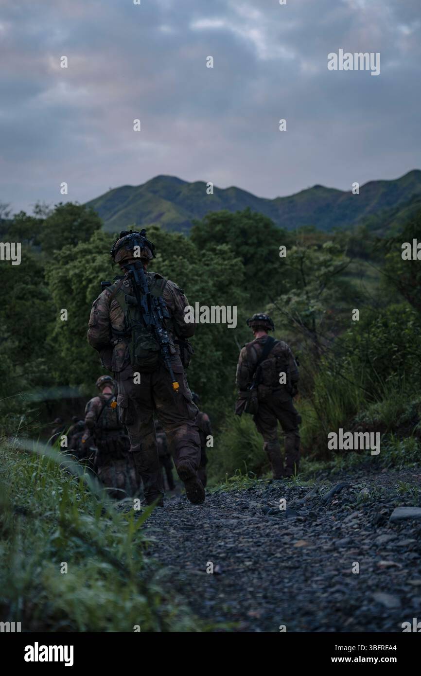 U.S. Army Soldiers assigned to Comanche company, 2nd Squadron, 14th ...