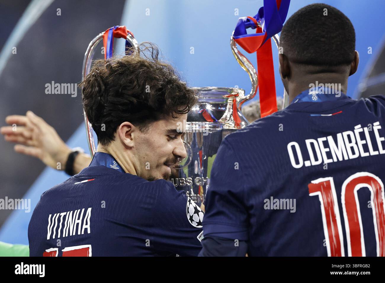 MUNCHEN - Vitinha of Paris Saint-Germain hugs the UEFA Champions League ...