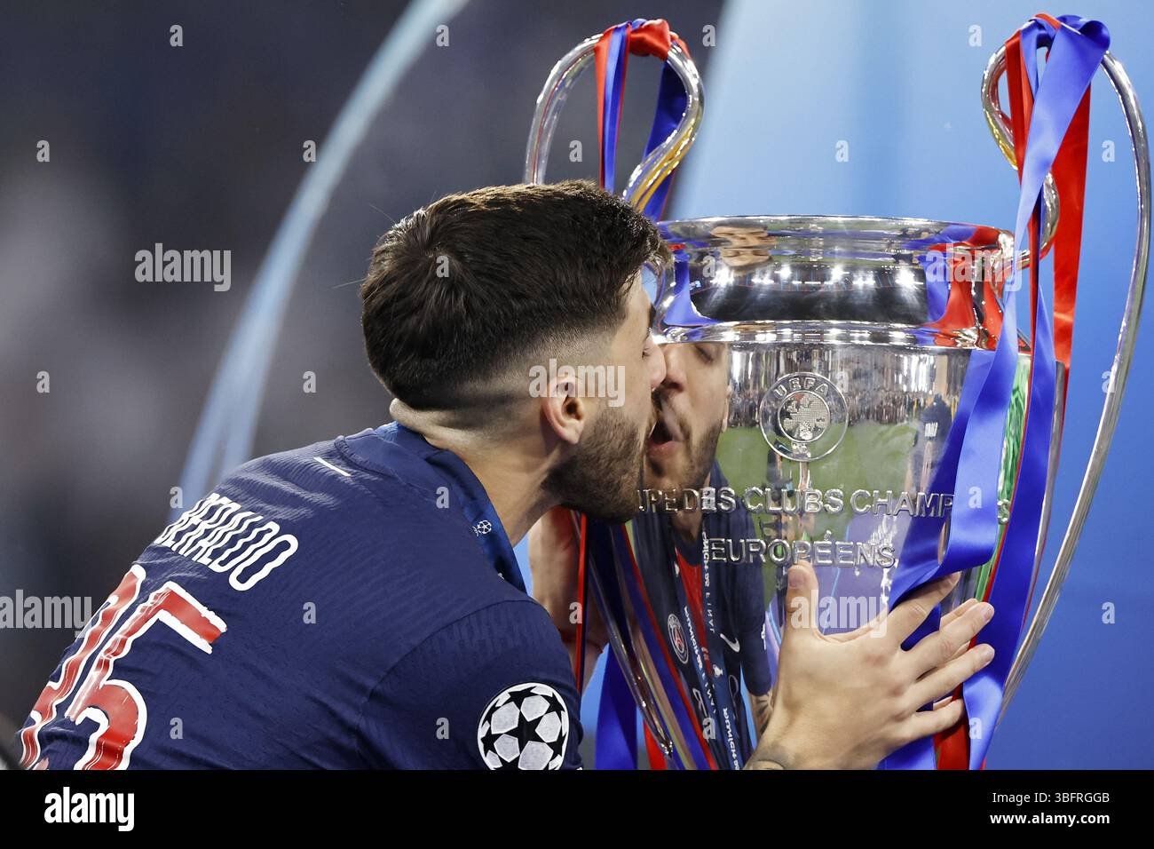 MUNCHEN - Lucas Beraldo of Paris Saint-Germain kisses the UEFA ...