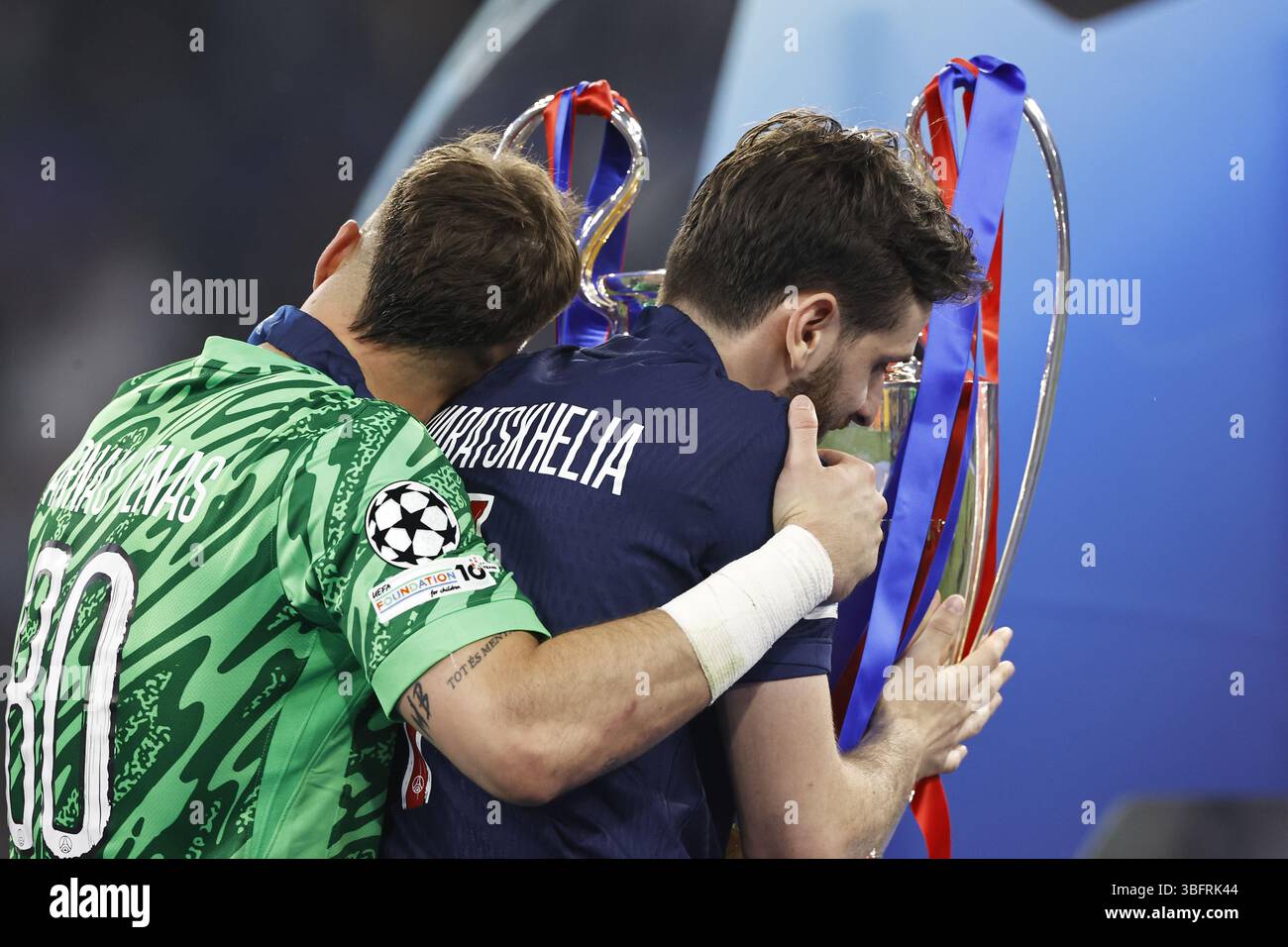 MUNCHEN - Paris Saint-Germain goalkeeper Arnau Tenas and Khvicha ...