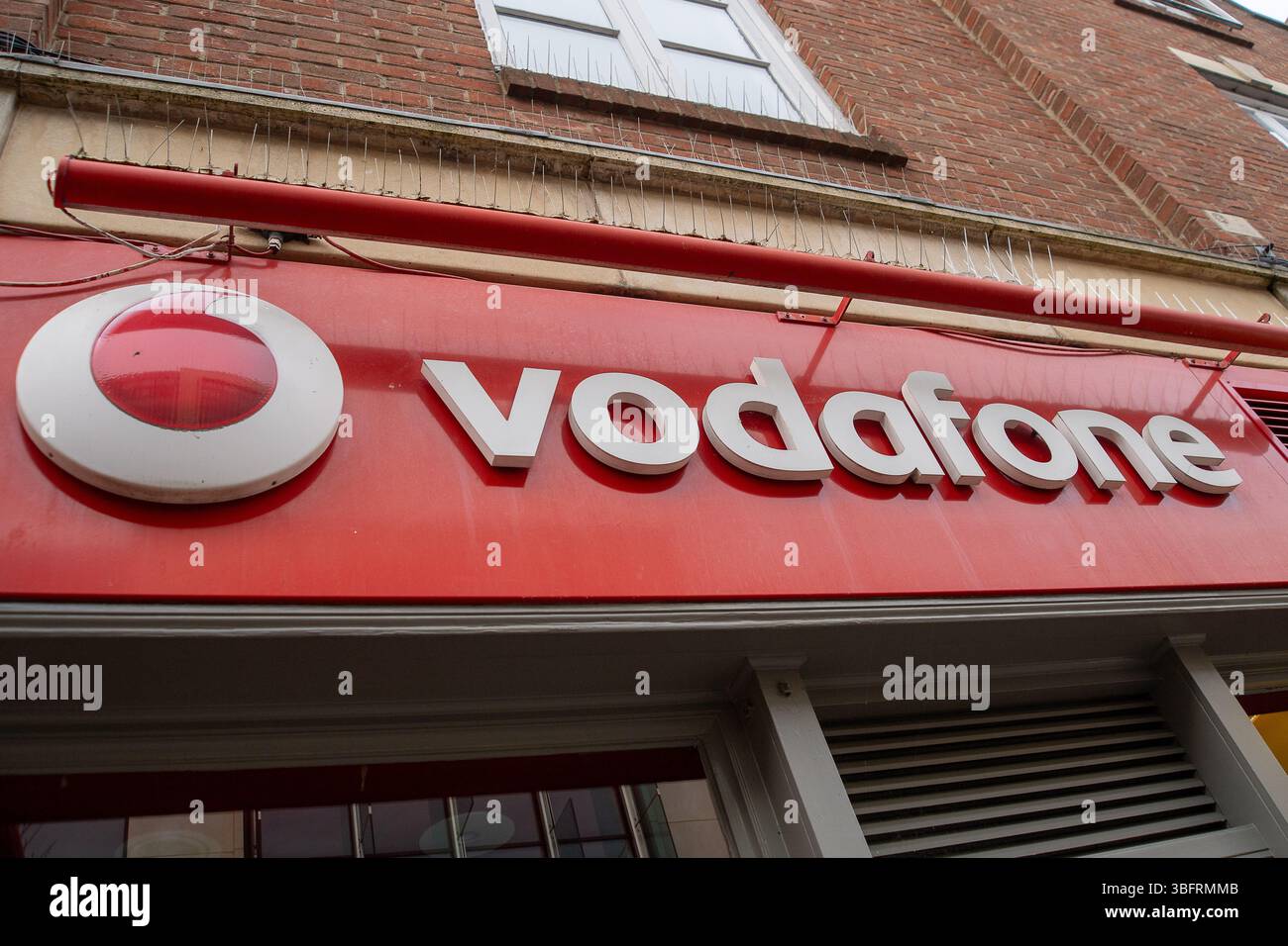 Windsor, Berkshire, UK. 3rd June, 2025. A Vodafone mobile phone store ...