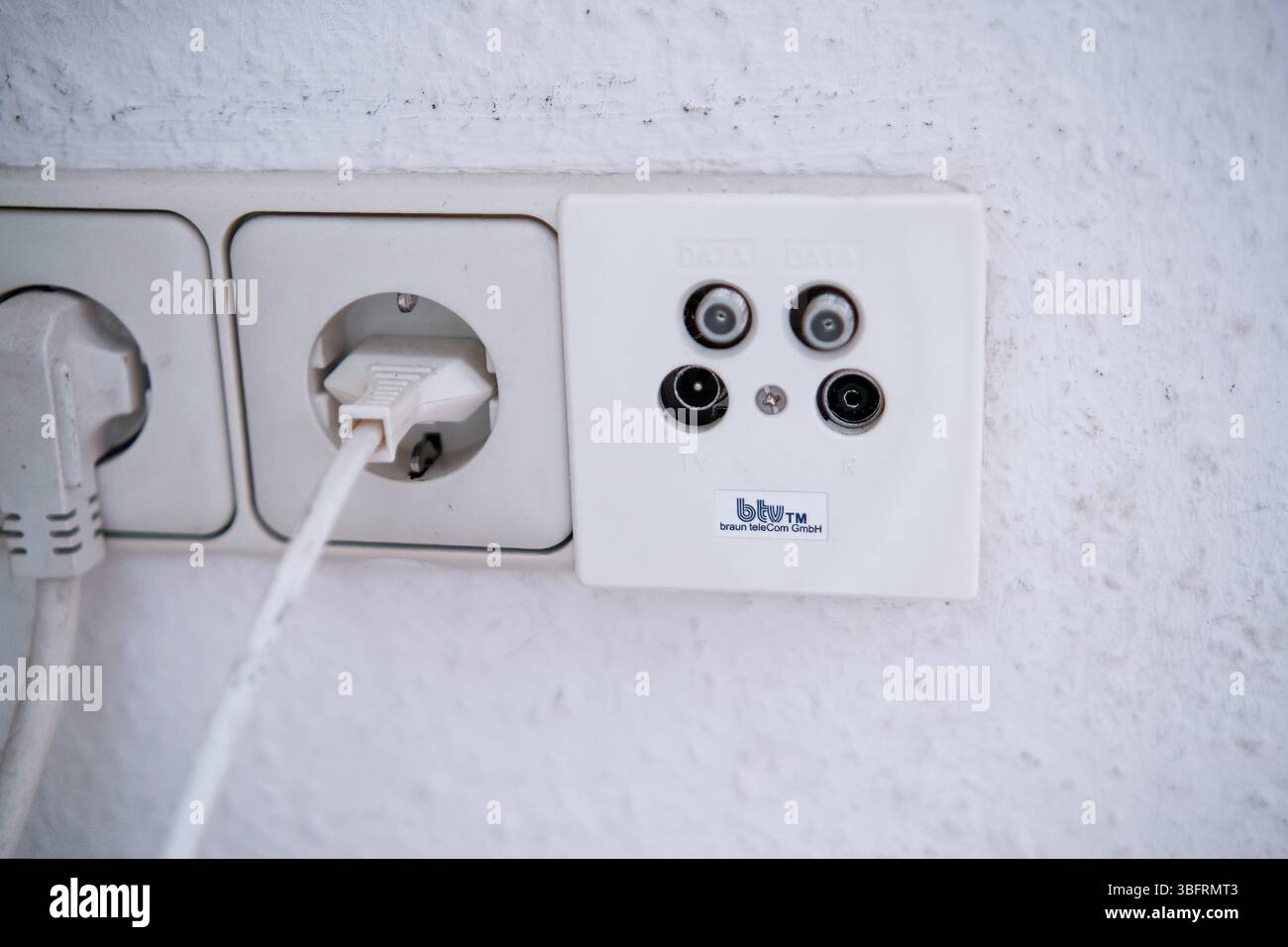 Kabel tv installation hi-res stock photography and images - Alamy