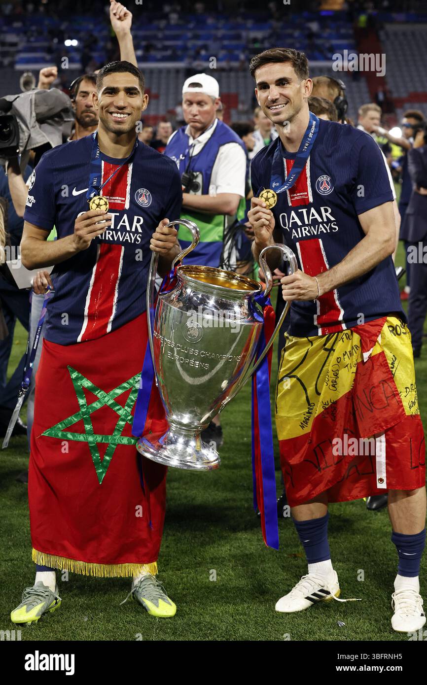 MUNCHEN - (L-R) Achraf Hakimi of Paris Saint-Germain, Fabian Ruiz of ...