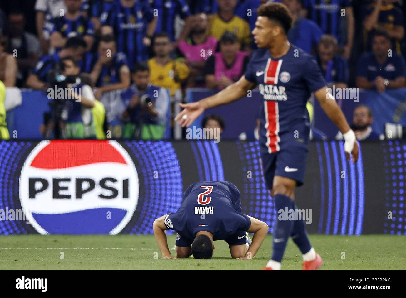 MUNCHEN - (l-r) Achraf Hakimi of Paris Saint-Germain, Desire Doue of ...