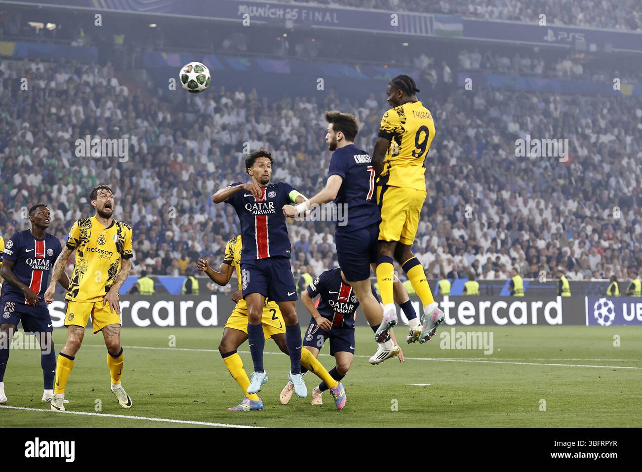 MUNCHEN - (l-r) Nuno Mendes of Paris Saint-Germain, Marquinhos of Paris Saint-Germain, Khvicha ...