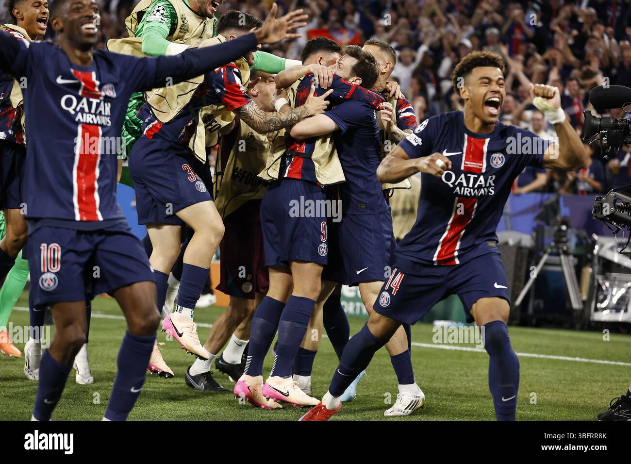 MUNCHEN - (l-r) Ousmane Dembele of Paris Saint-Germain, Goncalo Ramos of Paris Saint-Germain ...
