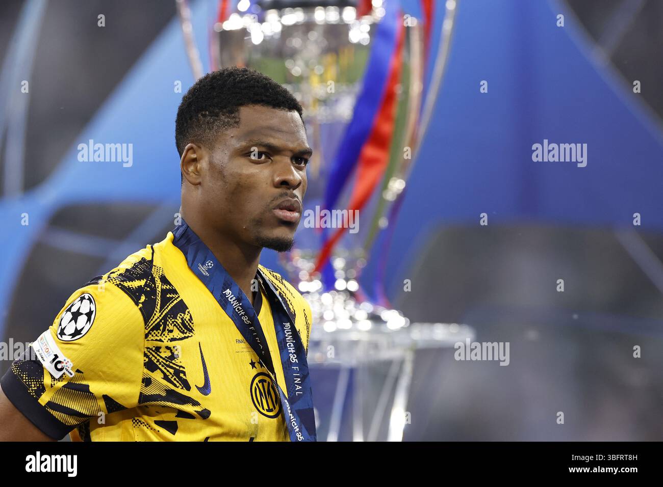 MUNCHEN - Denzel Dumfries of FC Internazionale Milano disappointed ...