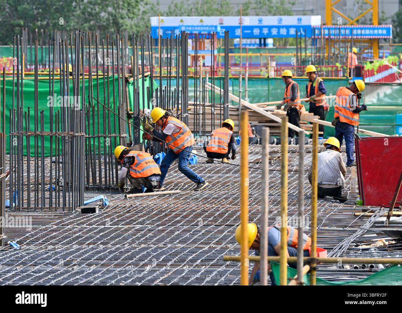 (250603) -- TIANJIN, June 3, 2025 (Xinhua) -- Constructors work at the construction site of an ...