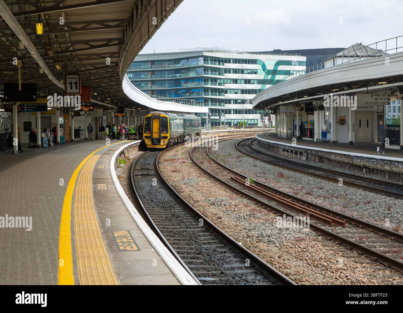 GWR British Rail Class 158 Sprinter train, Temple Meads railway station ...
