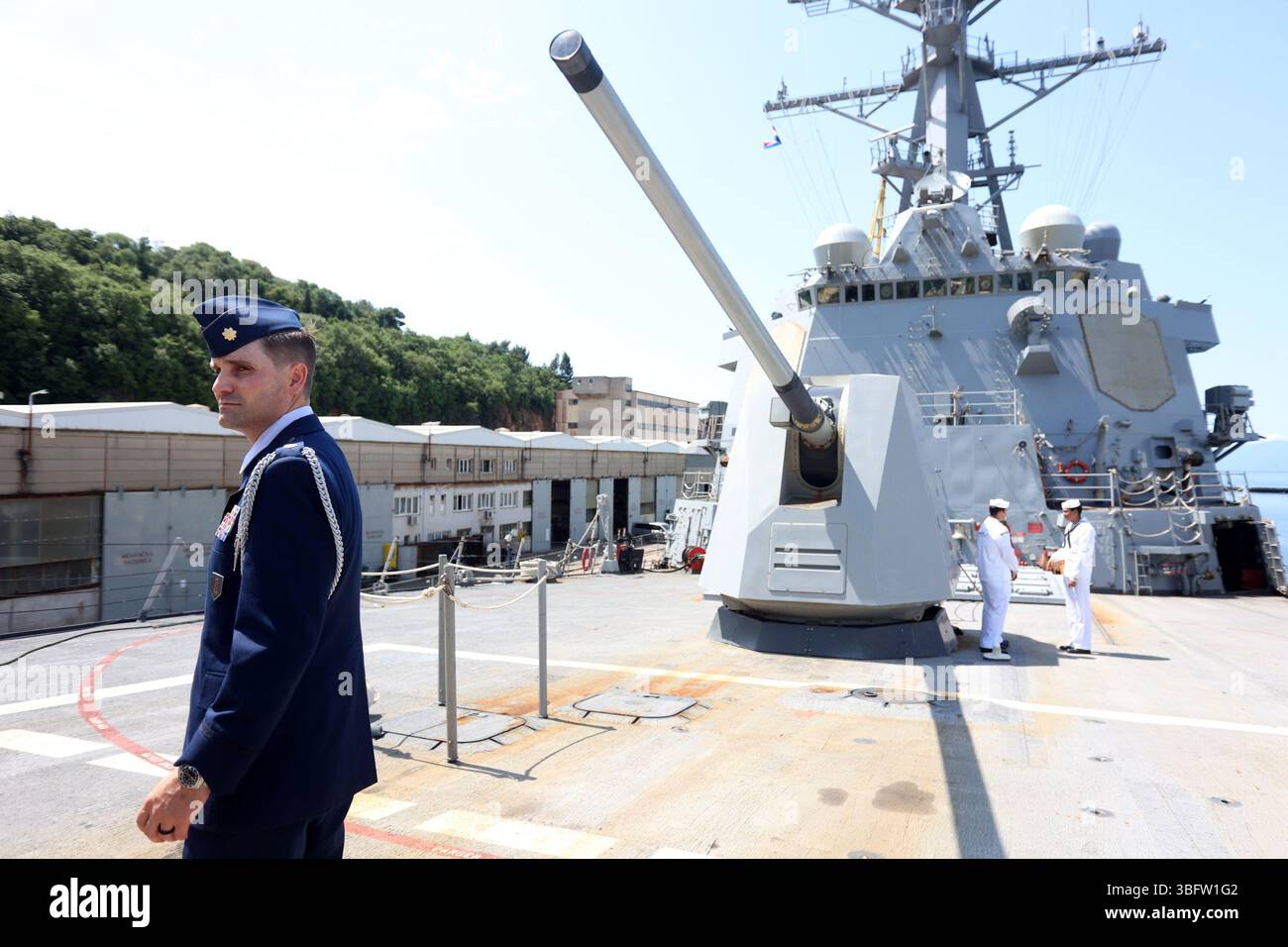 Media tour of the American destroyer USS Forrest Sherman at the Viktor ...