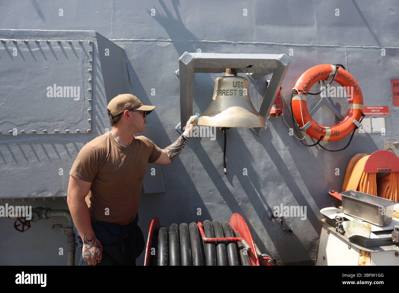 Media tour of the American destroyer USS Forrest Sherman at the Viktor ...