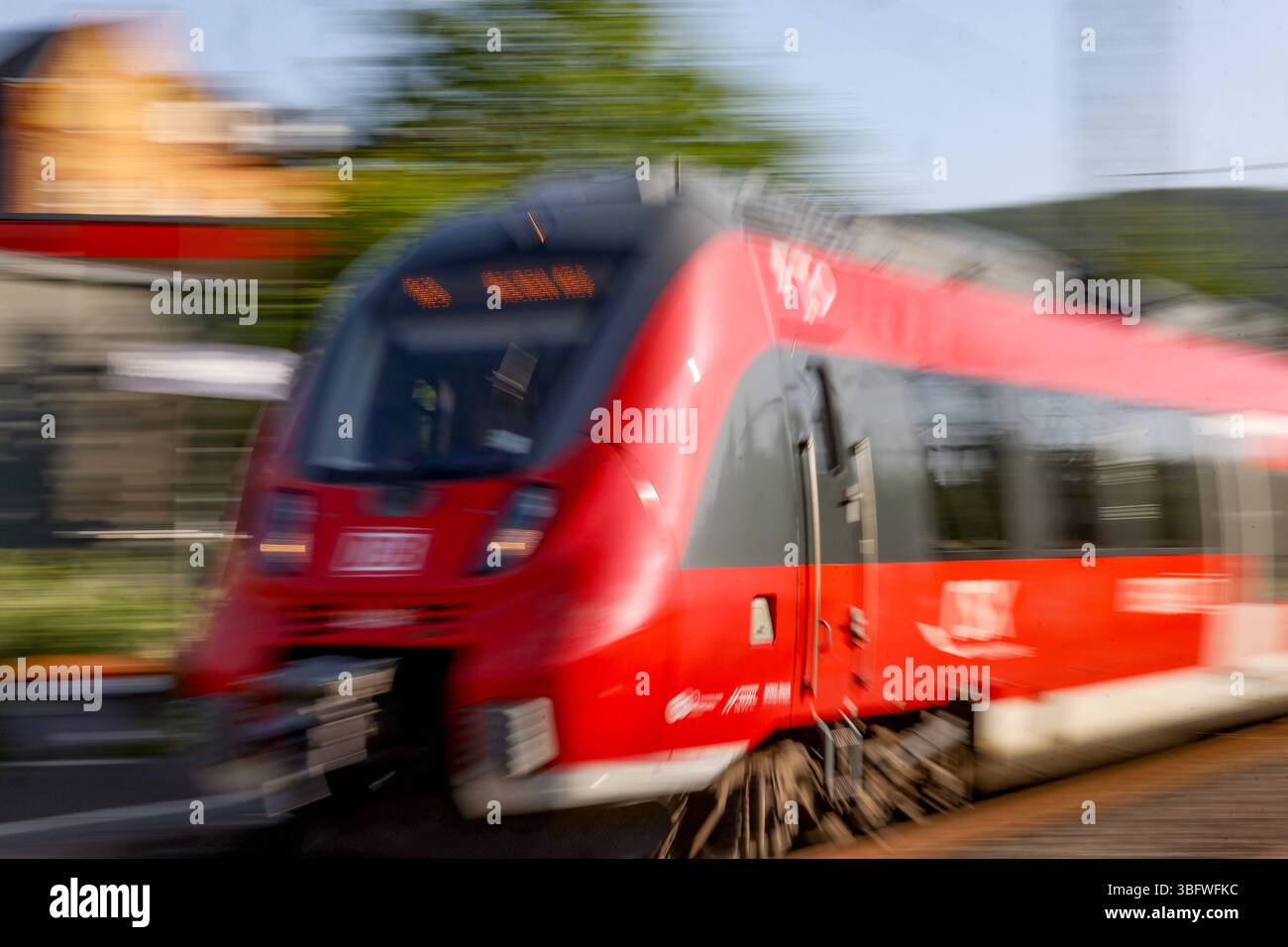 Ein Zug der DB, RSX, Rhein Sieg Express, RE9, faehrt fährt durch ...
