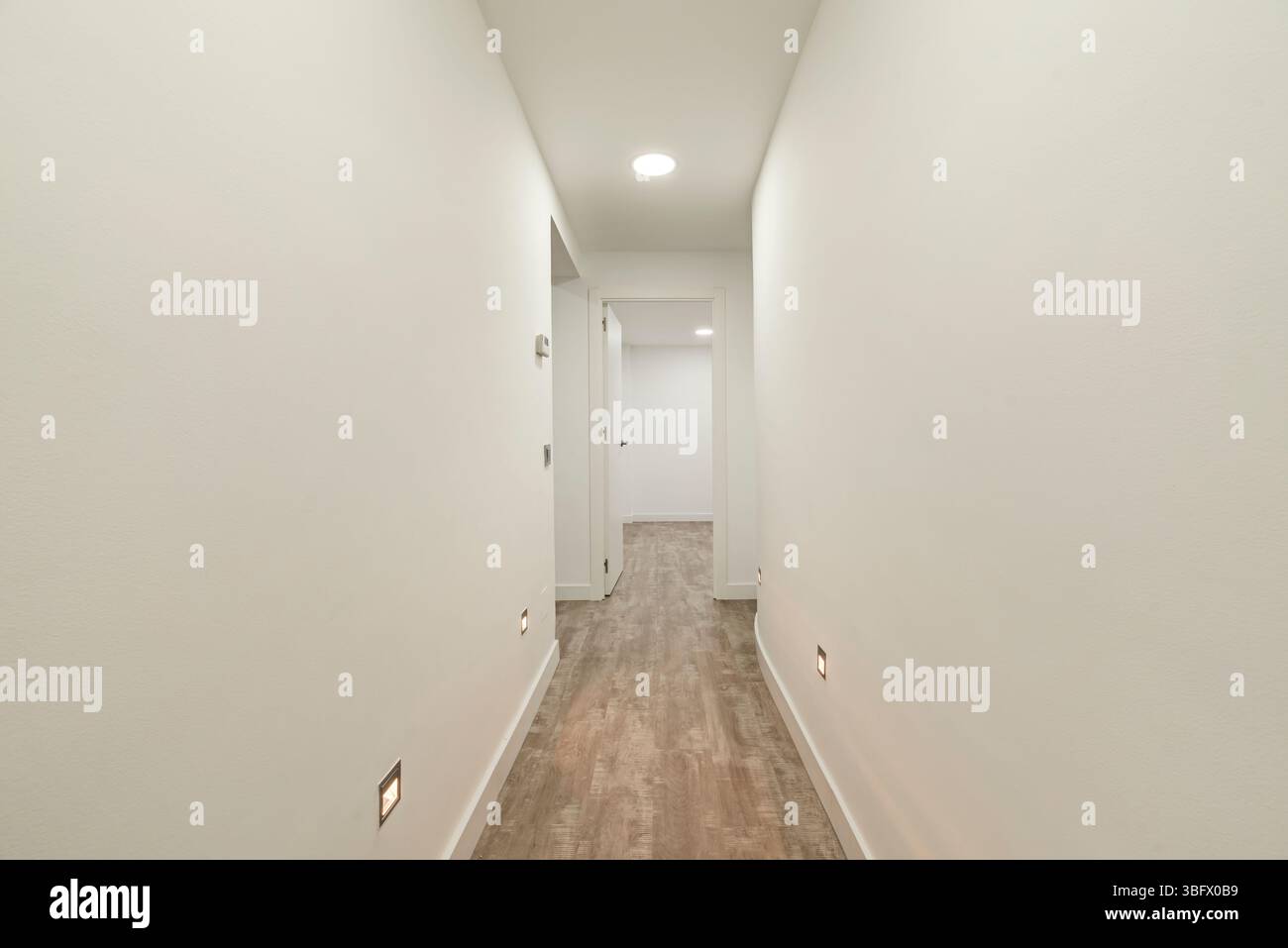 Empty hotel hallways hi-res stock photography and images - Alamy