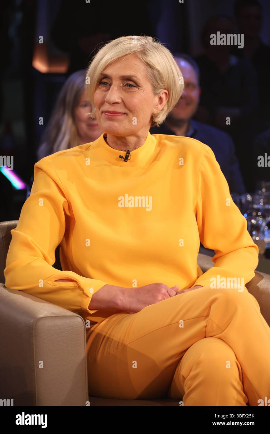 Susanne Stichler, Journalistin und Moderatorin, zu Gast in der NDR Talk Show im Fernsehstudio ...