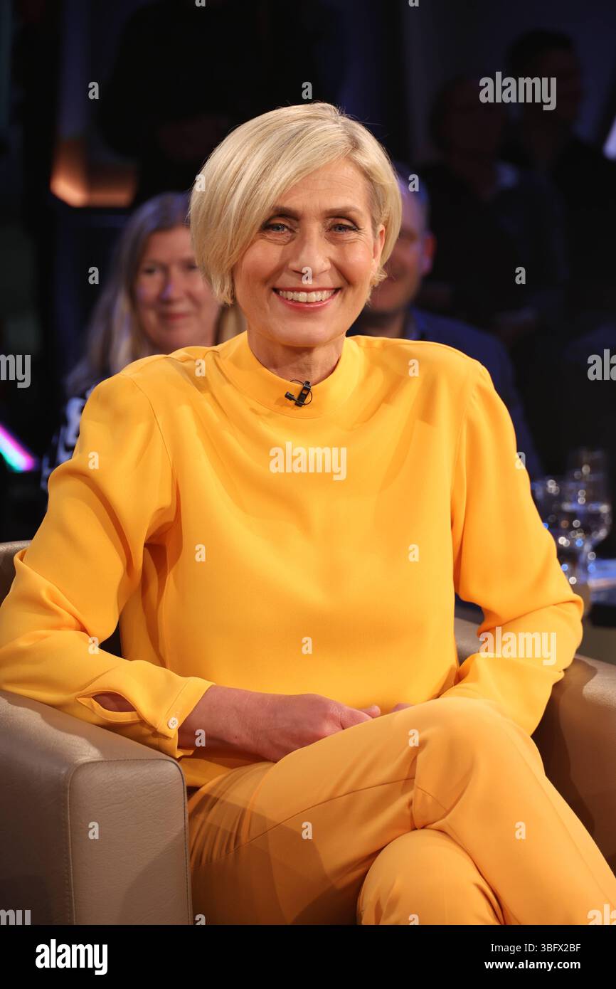 Susanne Stichler, Journalistin und Moderatorin, zu Gast in der NDR Talk Show im Fernsehstudio ...