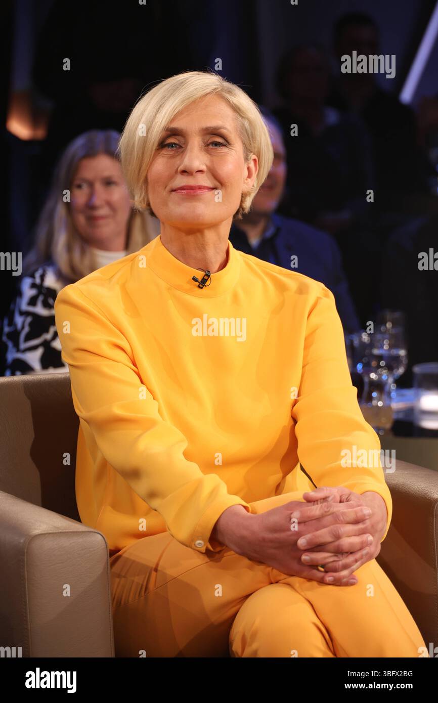 Susanne Stichler, Journalistin und Moderatorin, zu Gast in der NDR Talk Show im Fernsehstudio ...