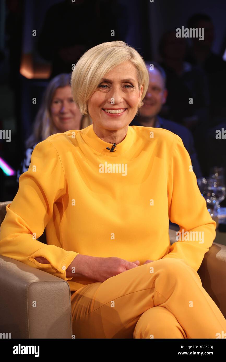 Susanne Stichler, Journalistin und Moderatorin, zu Gast in der NDR Talk Show im Fernsehstudio ...