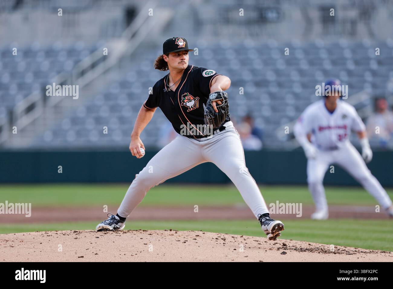 Columbus Clingstones relief pitcher Landon Harper (17) in action ...