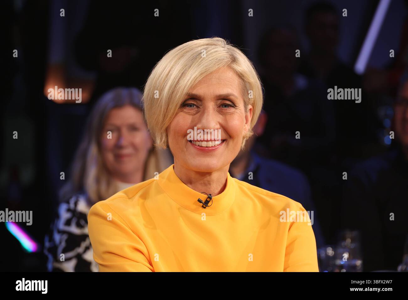 Susanne Stichler, Journalistin und Moderatorin, zu Gast in der NDR Talk Show im Fernsehstudio ...