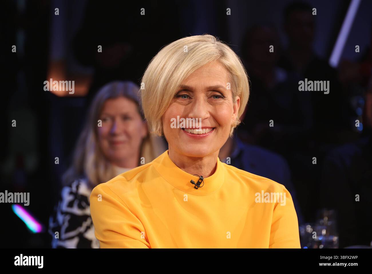 Susanne Stichler, Journalistin und Moderatorin, zu Gast in der NDR Talk Show im Fernsehstudio ...