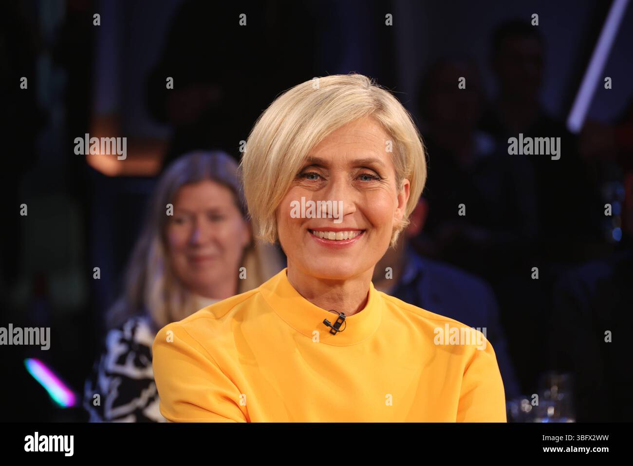 Susanne Stichler, Journalistin und Moderatorin, zu Gast in der NDR Talk Show im Fernsehstudio ...