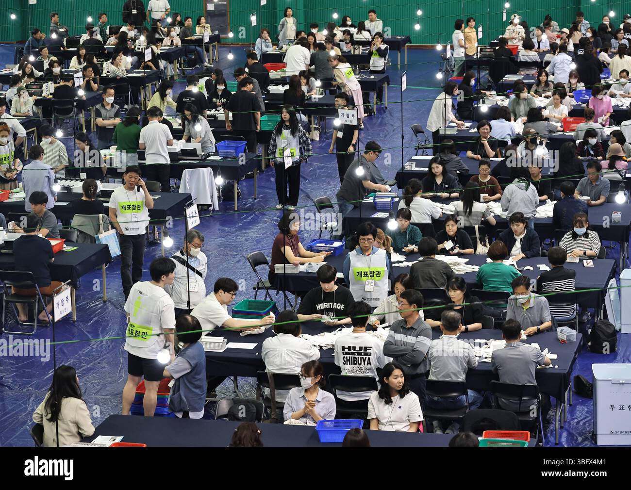 Presidential elections in South Korea Electoral officials count ballots ...