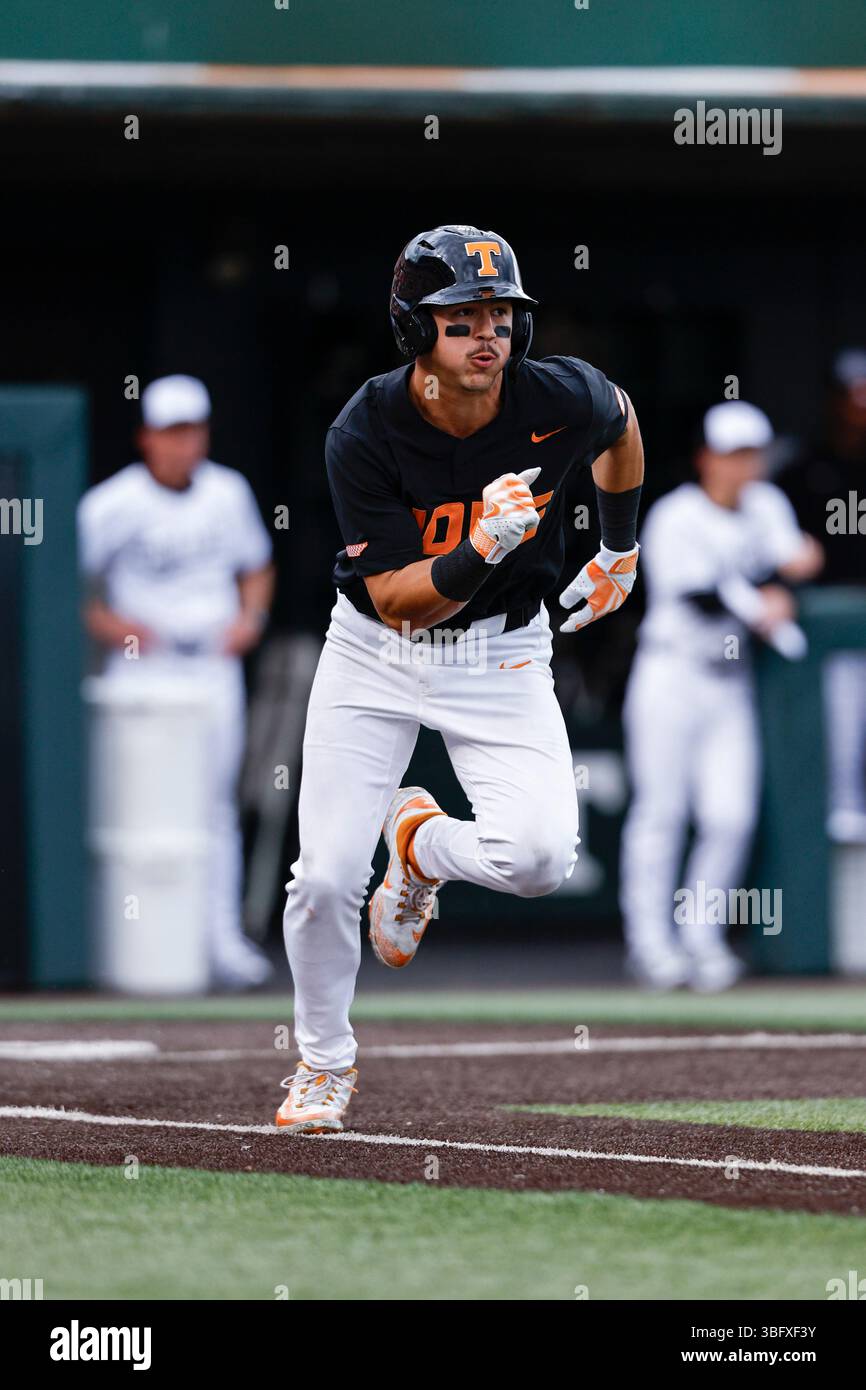 Tennessee Volunteers center fielder Hunter Ensley (9) hustles to first ...