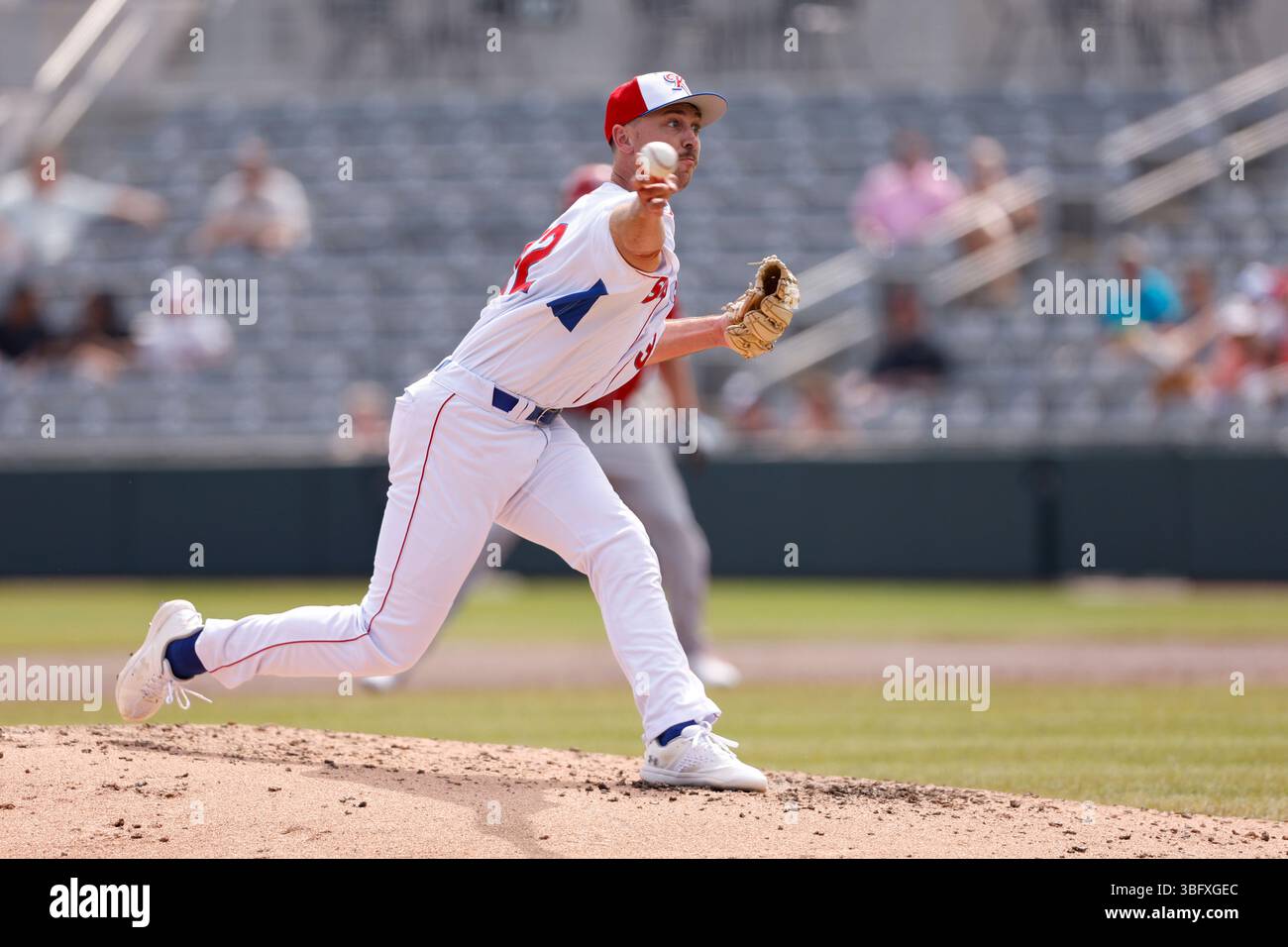 Knoxville Smokies relief pitcher Cayne Ueckert (32) in action against ...