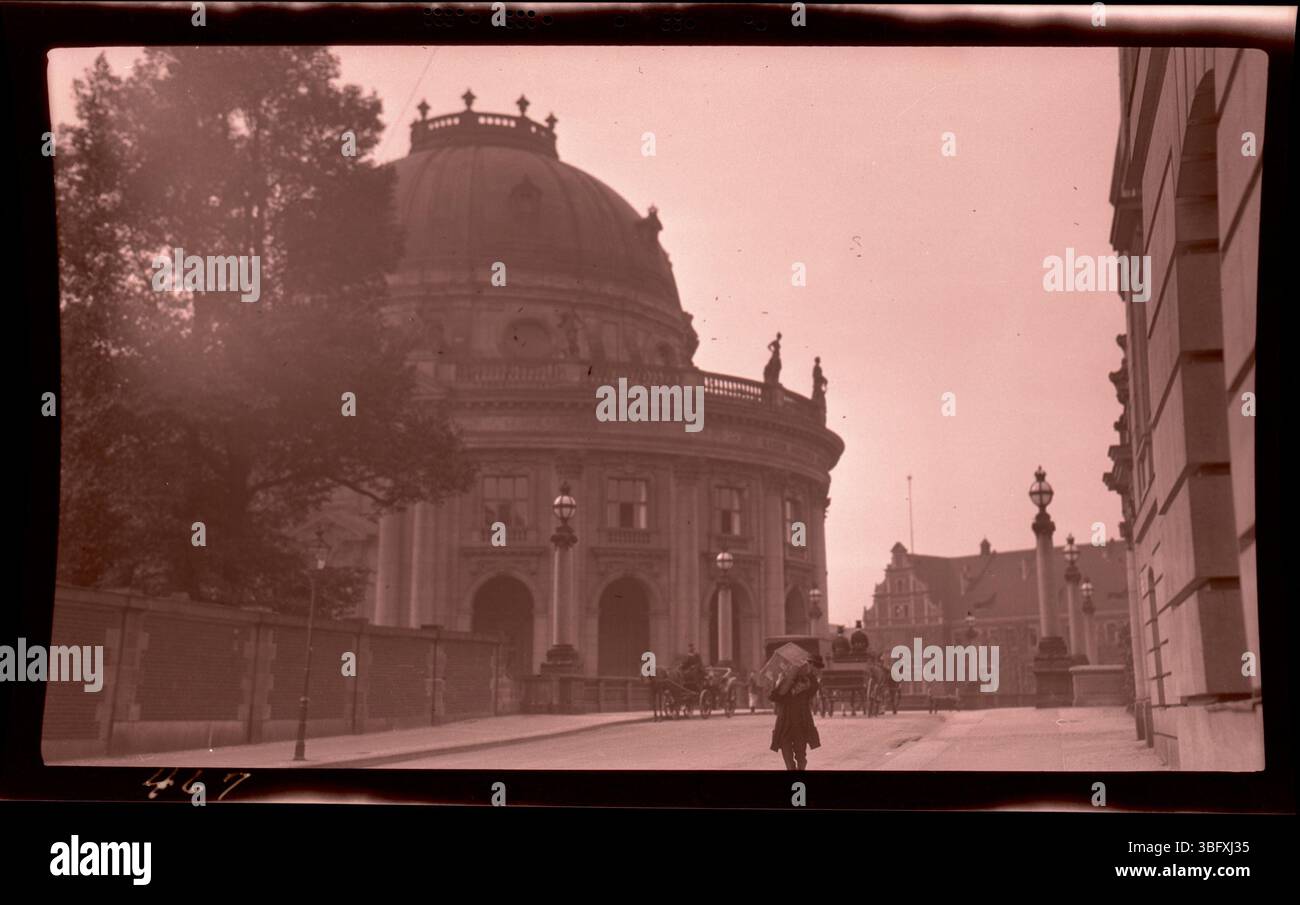 A 1913 photograph of carriages outside the Kaiser-Frederick-Museum ...